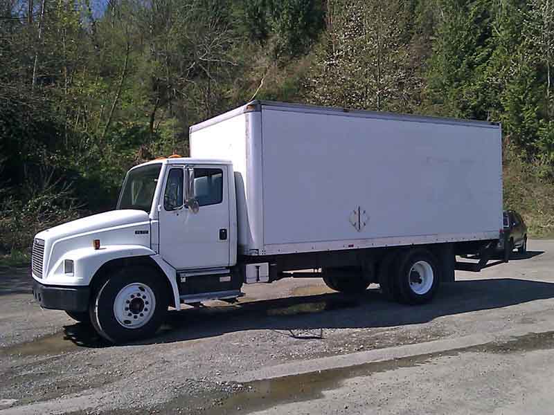 2000 Freightliner 18 Foot Van Truck